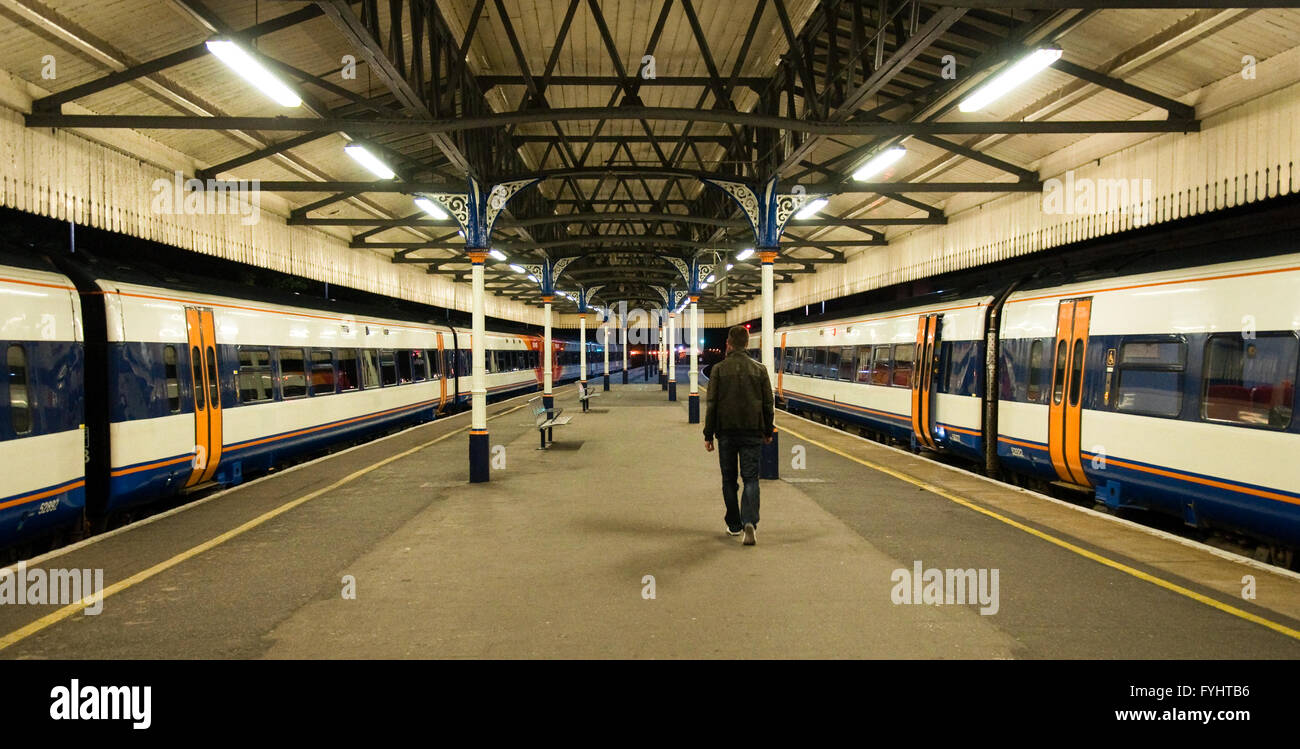 Salisbury railway station hi-res stock photography and images - Alamy