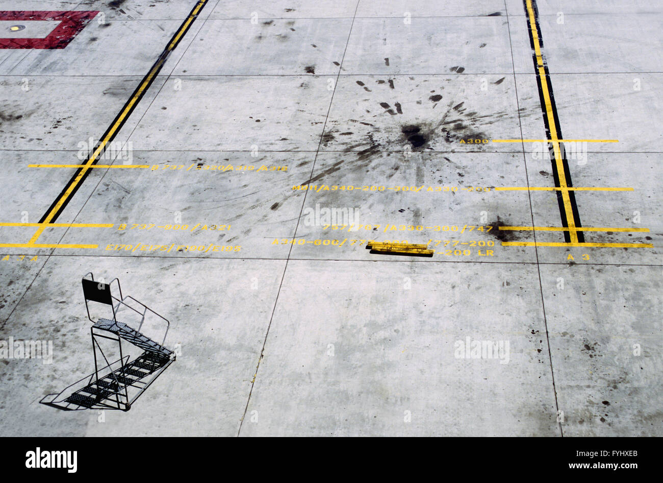 Runway stripe hi-res stock photography and images - Alamy