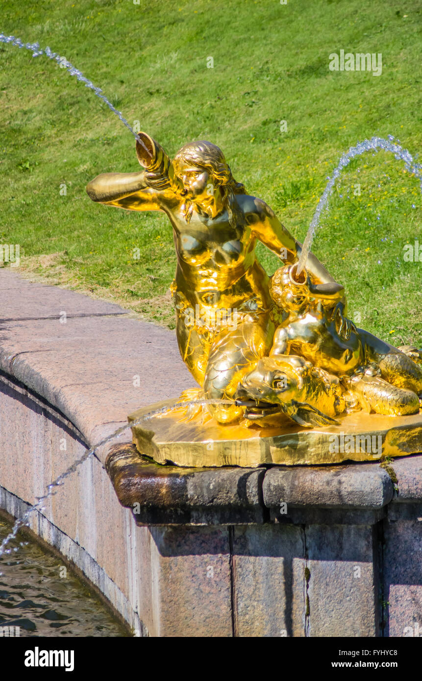 Gold statue water fountain in hi-res stock photography and images - Alamy