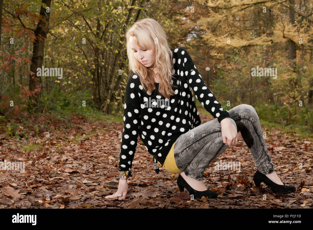 Girl in fashion pose hi-res stock photography and images - Alamy