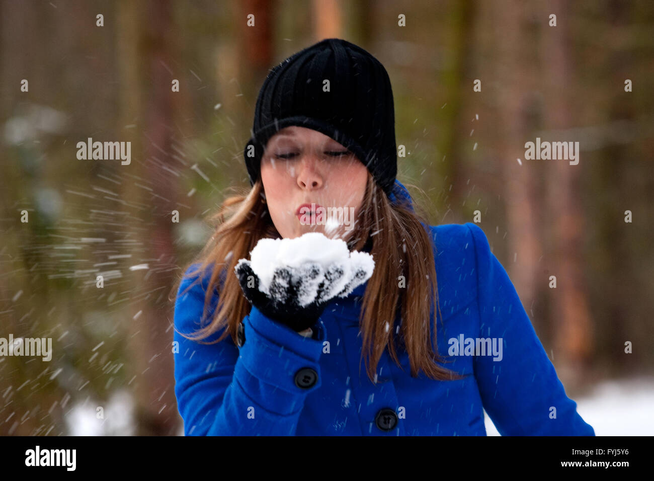 Freezing cold outdoors blowing hi-res stock photography and images - Alamy
