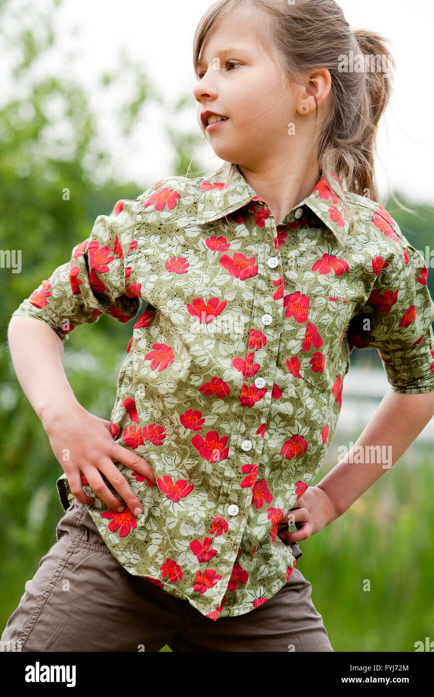 Child in grass hi-res stock photography and images - Alamy