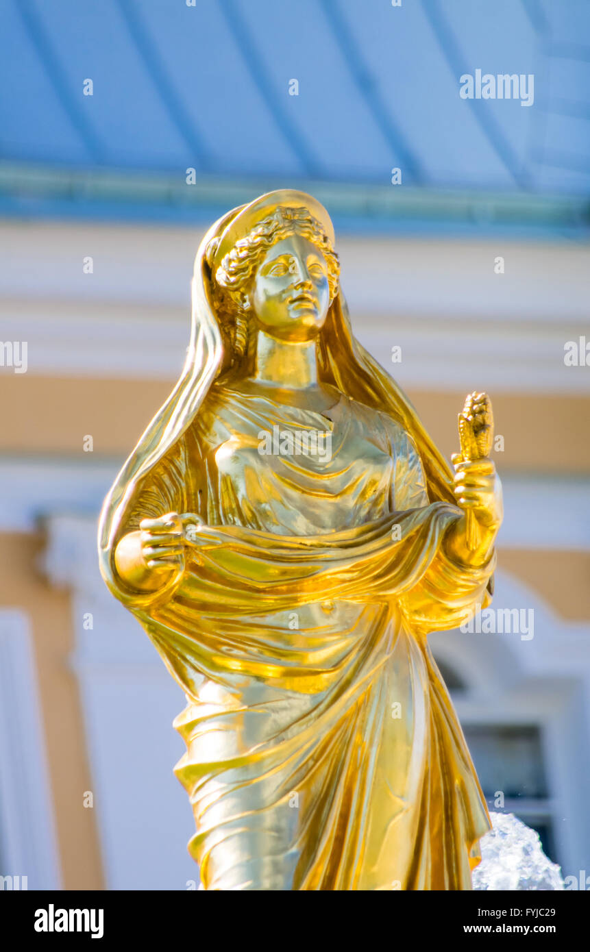 Gold statue woman hi-res stock photography and images - Alamy