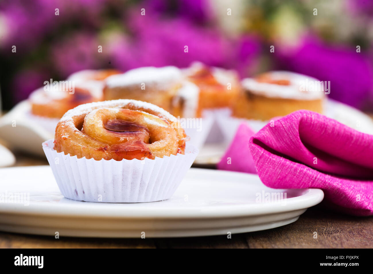 Cake small hi-res stock photography and images - Alamy