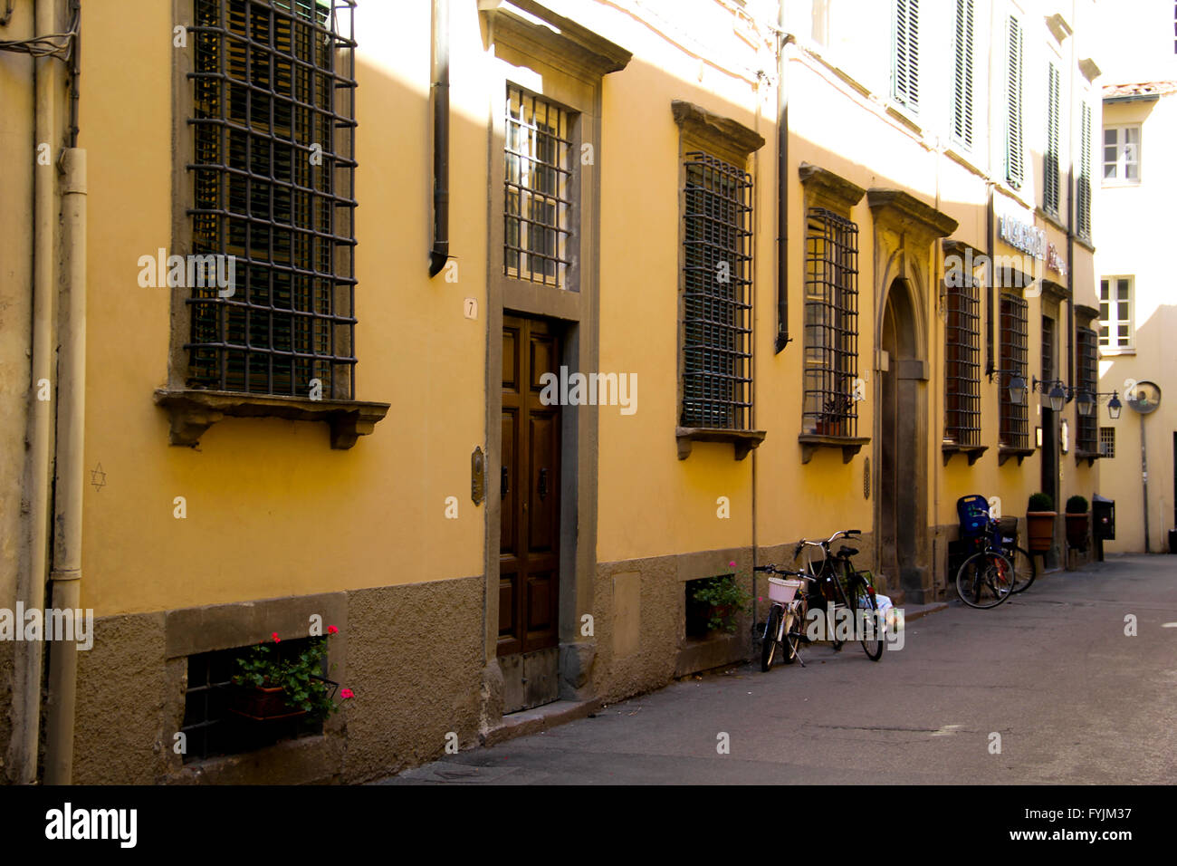 Italian Alley Way Stock Photo - Alamy