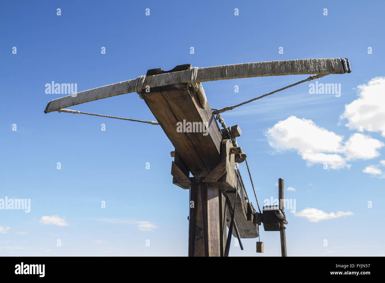 Medieval siege weapons, crossbows, onagers, catapults and battering ...