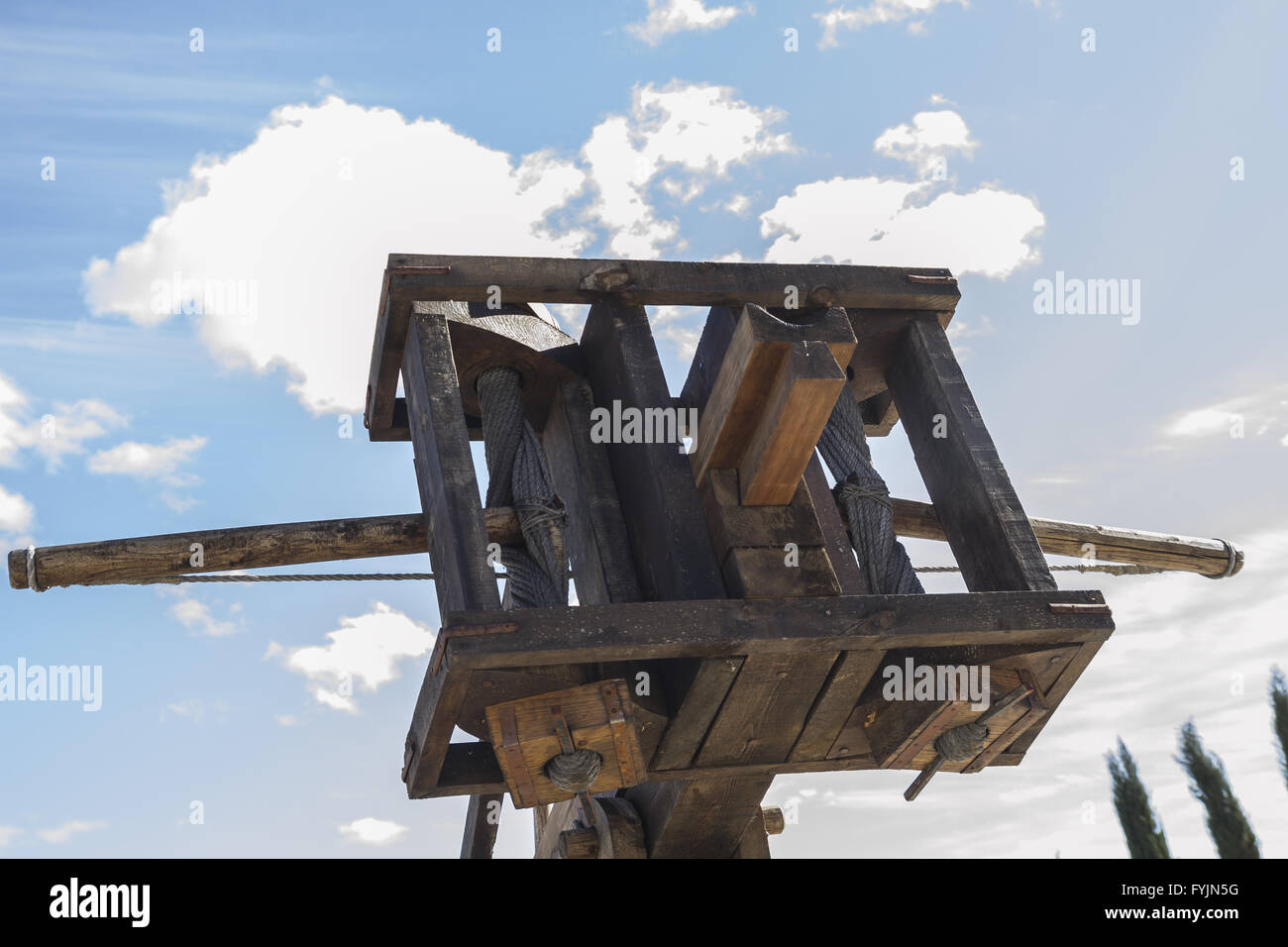 Medieval siege weapons, crossbows, onagers, catapults and battering ...