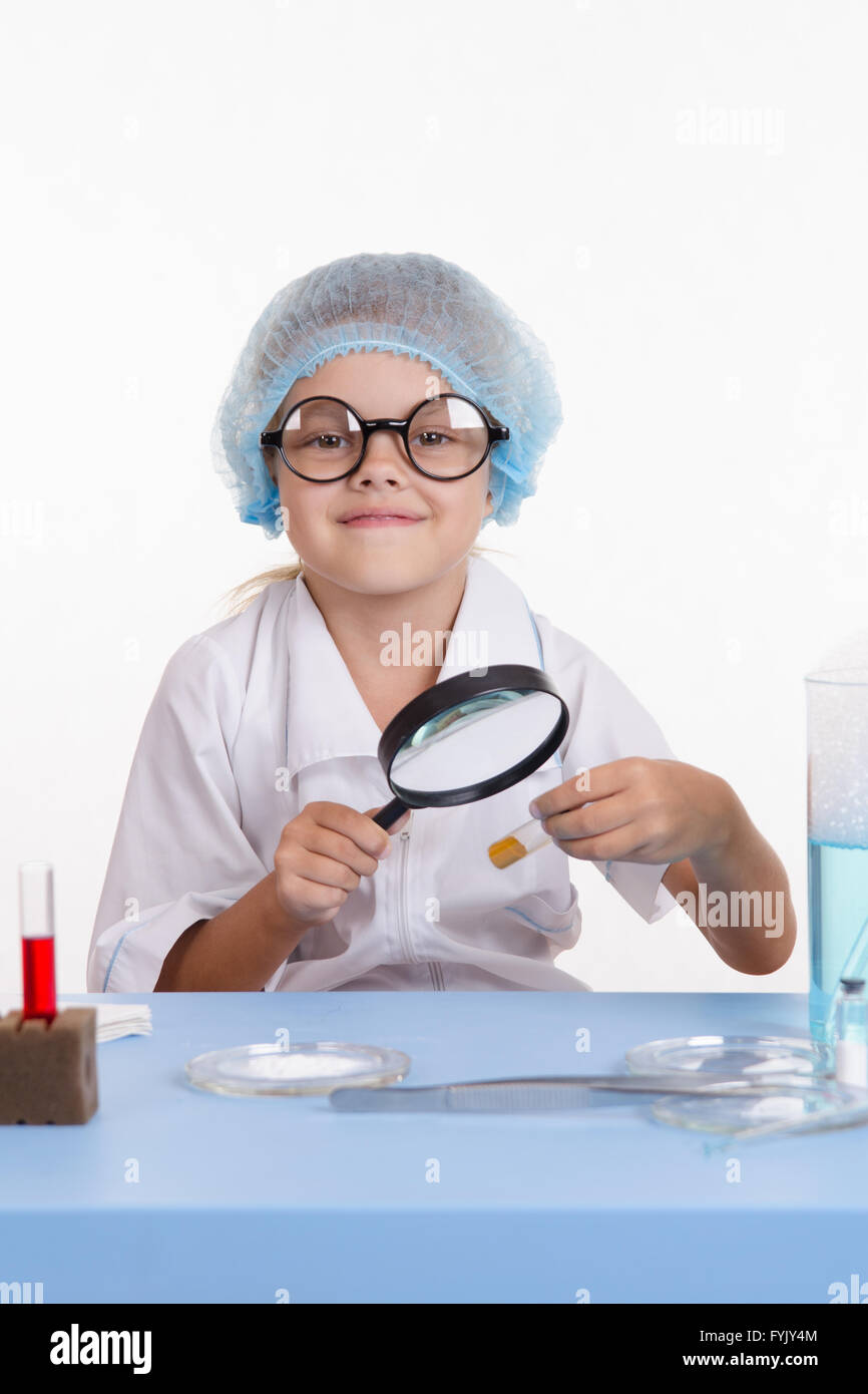 Learner identifies the powder under a magnifying glass Stock Photo - Alamy
