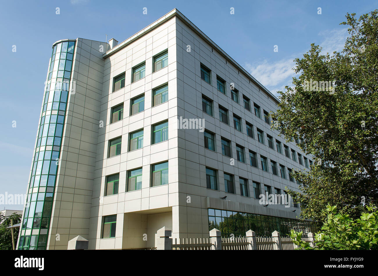 Office building size hi-res stock photography and images - Alamy