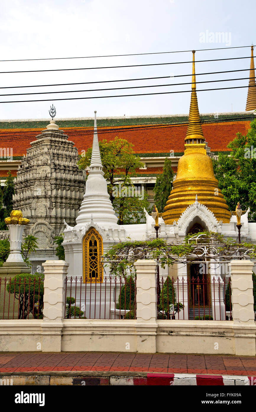 pavement gold temple in bangkok tree Stock Photo - Alamy