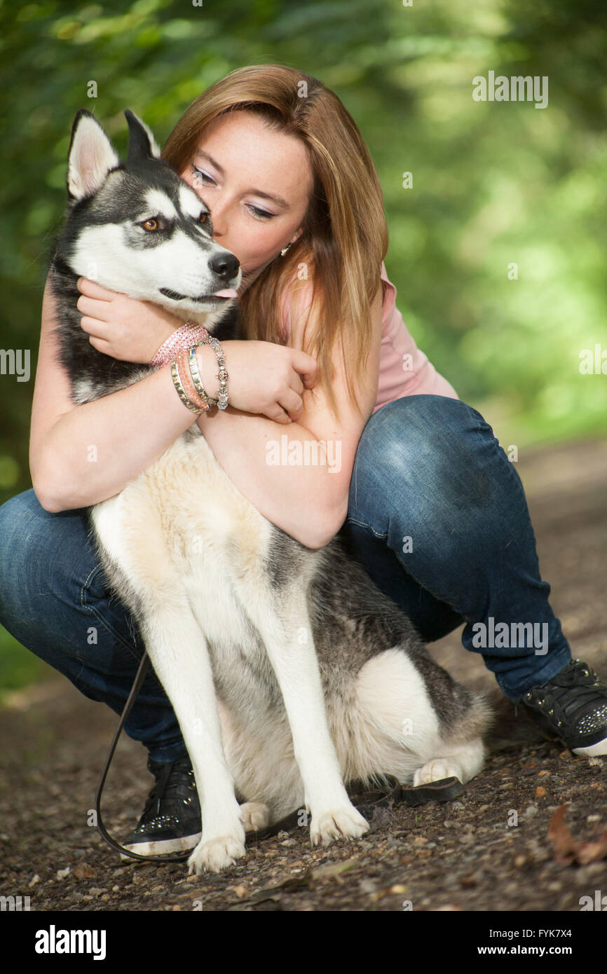 Animals hugging hi-res stock photography and images - Alamy