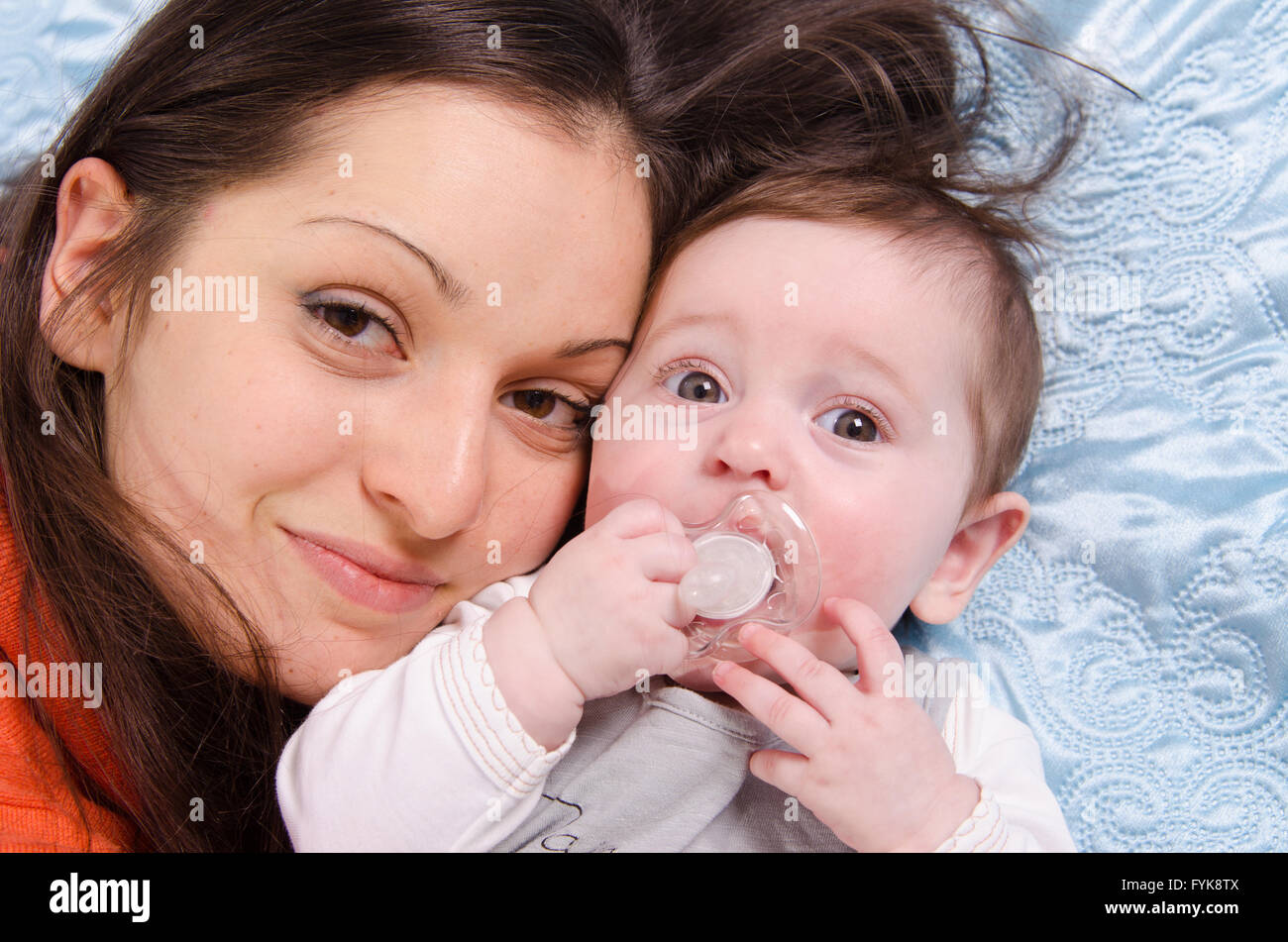 Baby in crib smiling hi-res stock photography and images - Alamy
