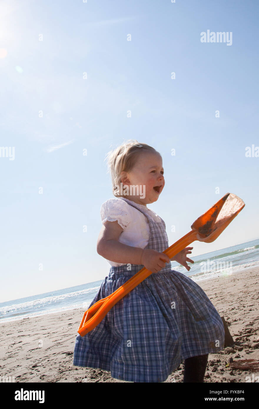 Crying kid beach hi-res stock photography and images - Alamy