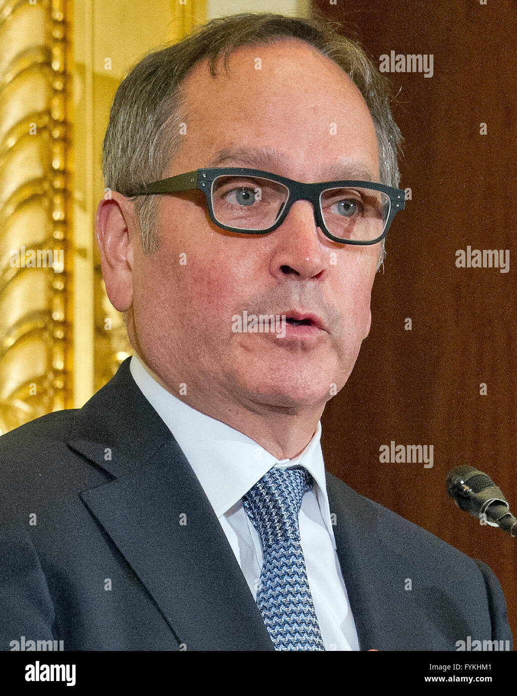 Brain on tv hi-res stock photography and images - Alamy