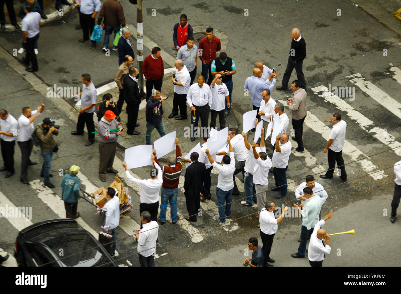 Sao Paulo, Brazil. 27th April, 2016. UBER OF VOTING IN HALL OF SP ...