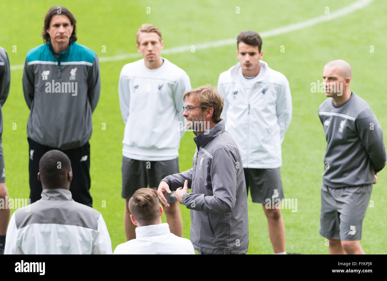 Jürgen klopp liverpool training talk hi-res stock photography and ...