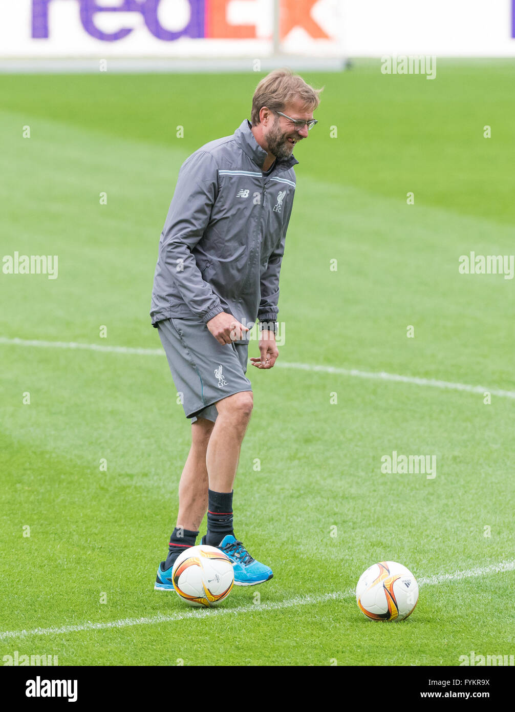 Jürgen klopp liverpool training talk hi-res stock photography and ...