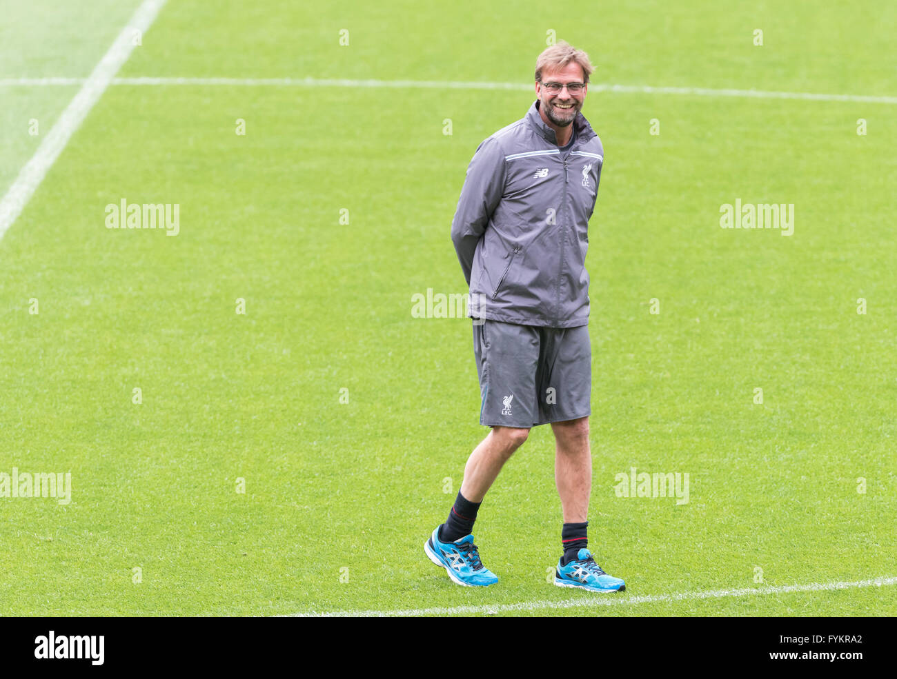 Jürgen klopp liverpool training talk hi-res stock photography and ...
