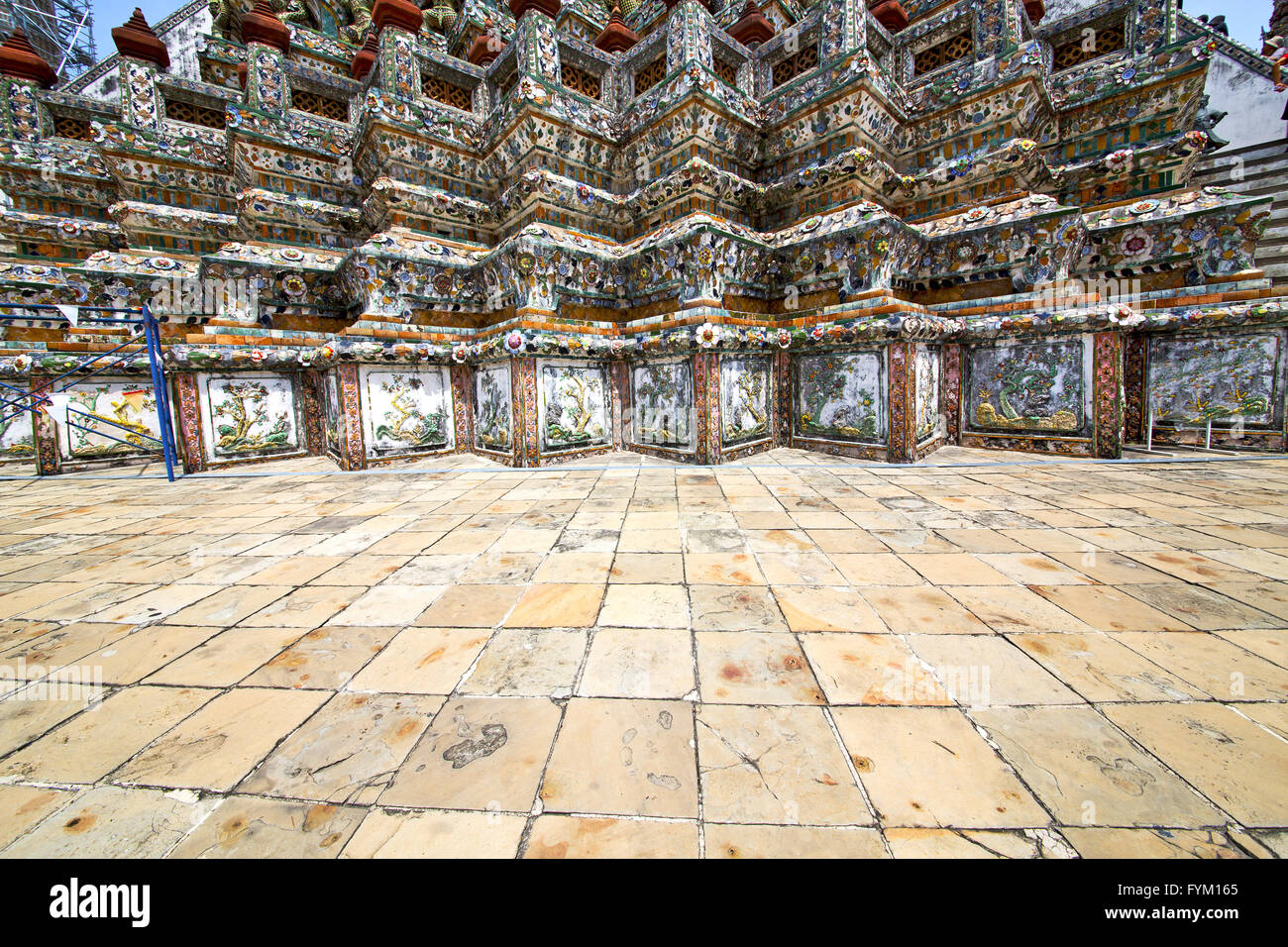 pavement gold temple in bangkok Stock Photo - Alamy