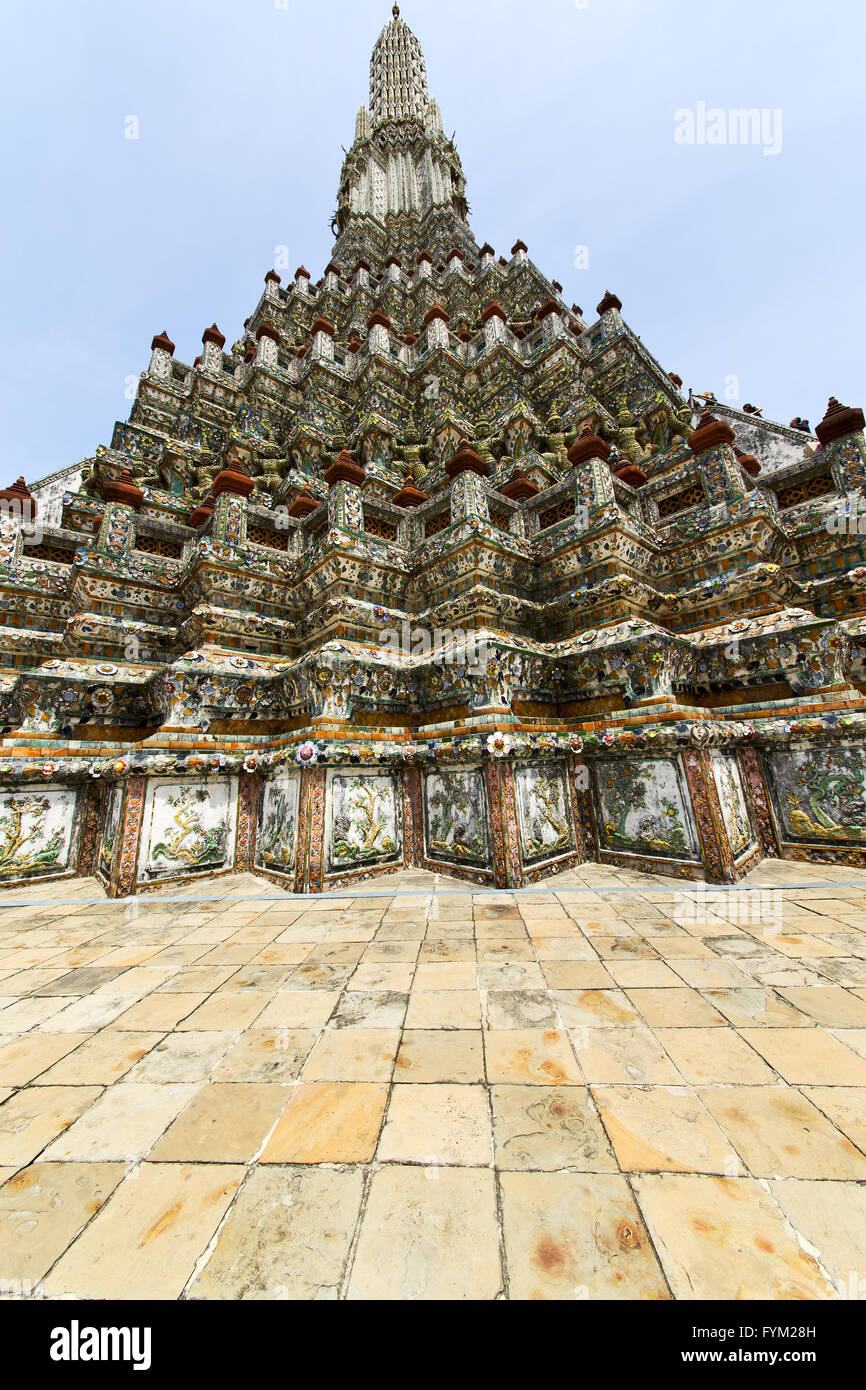 pavement gold temple in bangkok of the temple Stock Photo - Alamy