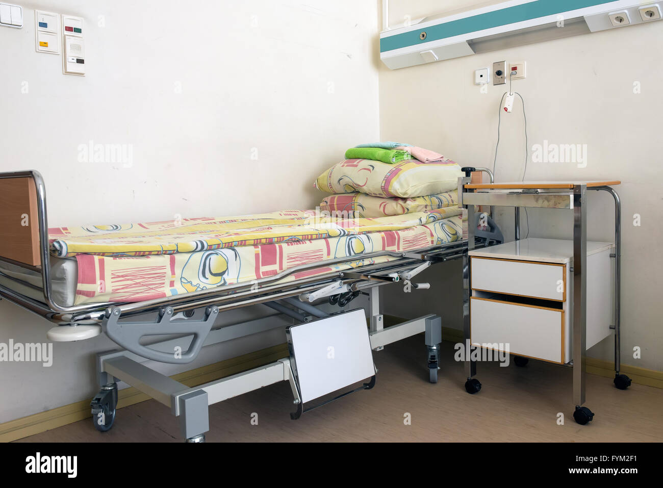 Empty bed in hospital ward Stock Photo - Alamy
