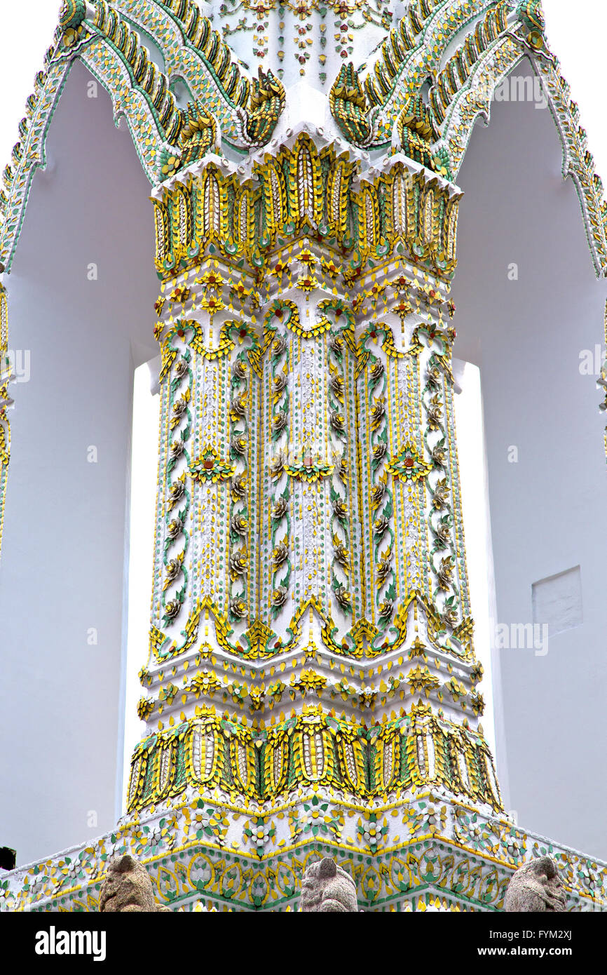 pavement gold temple in bangkok green yellow Stock Photo - Alamy