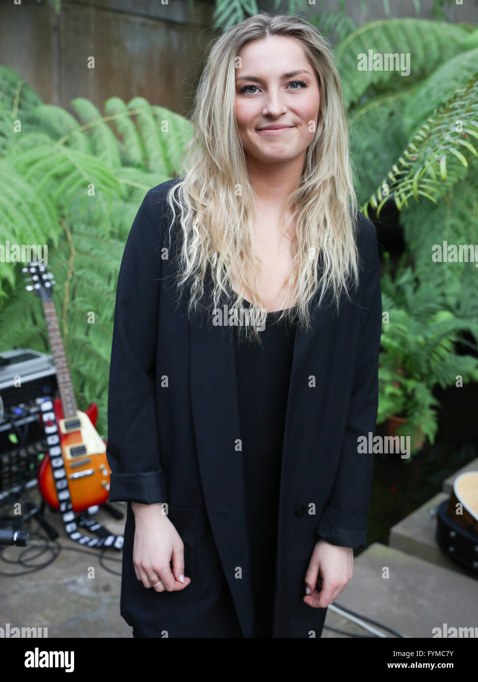 Singer Amanda Pedersen (Fahrenhaidt Stock Photo - Alamy