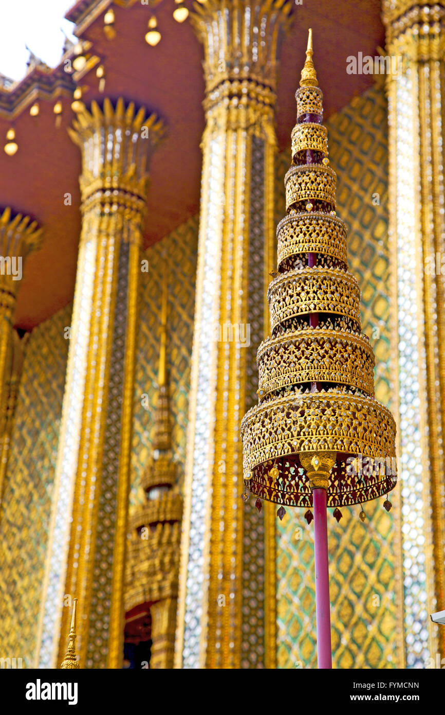 pavement gold temple in bangkok sun light Stock Photo - Alamy