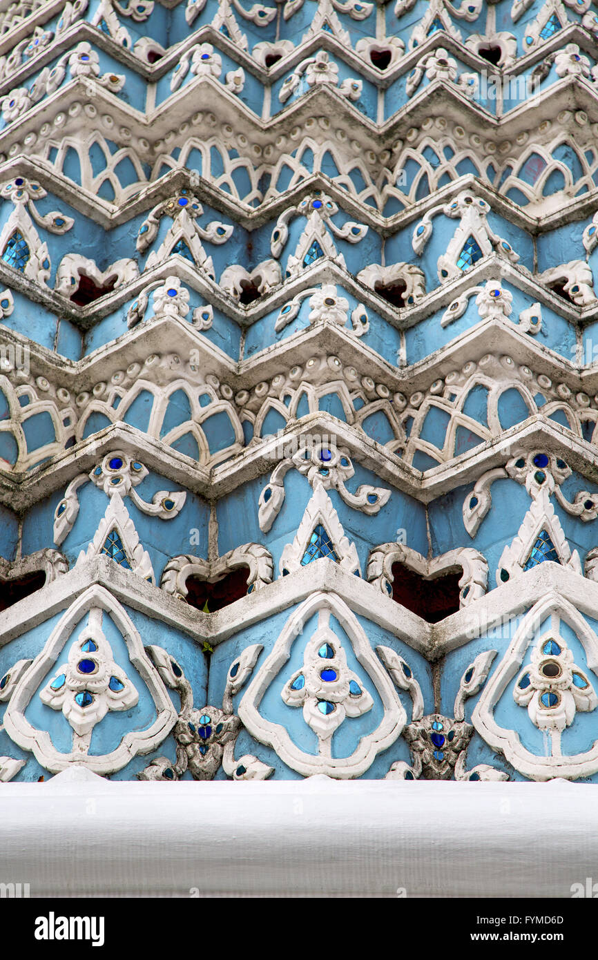 pavement gold temple in bangkok blue Stock Photo - Alamy