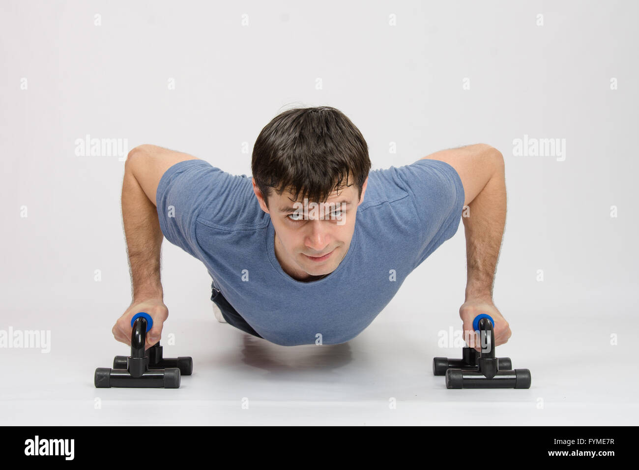 Man press ups bench hi-res stock photography and images - Alamy