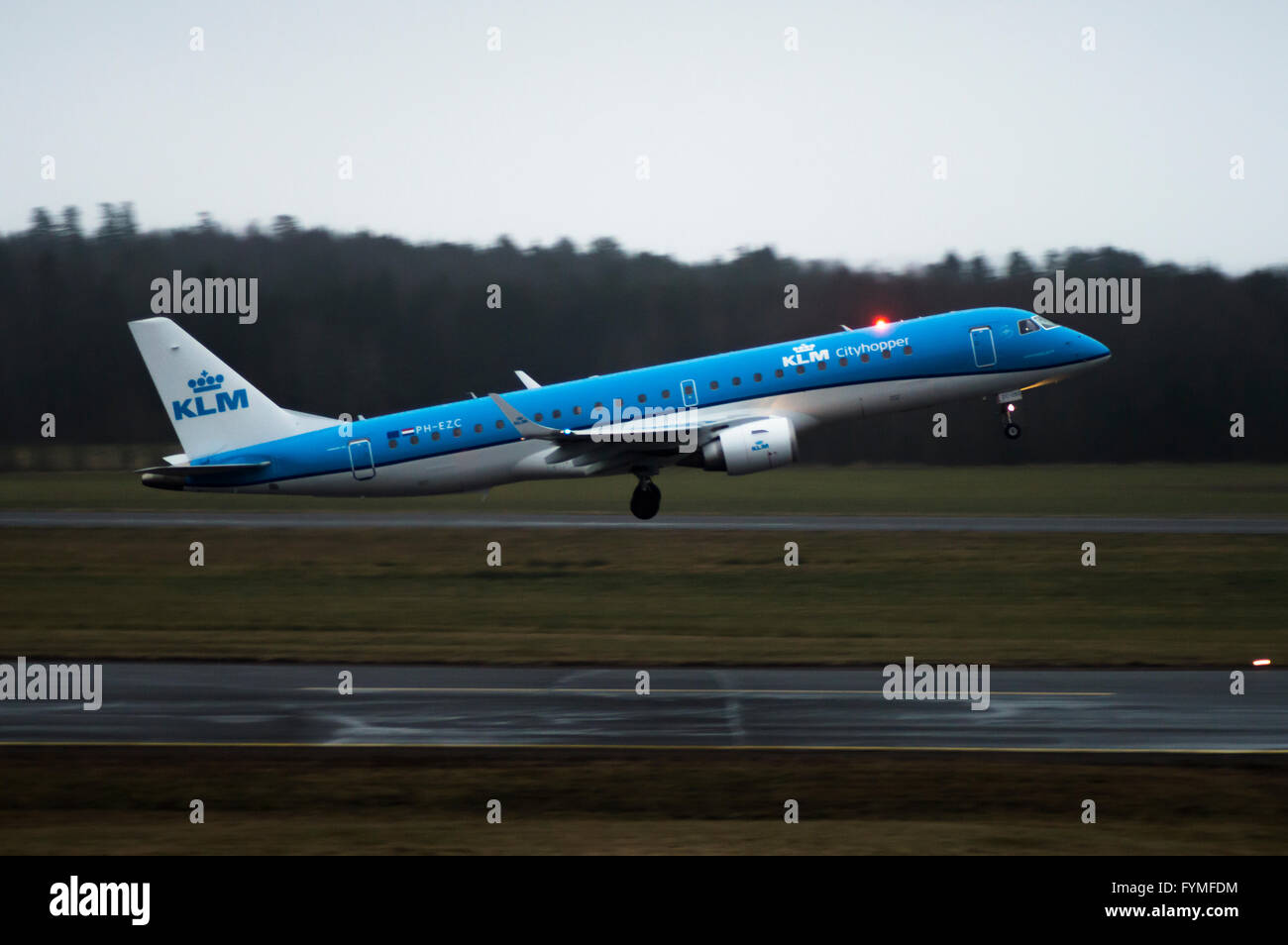 KLM Cityhopper, Embraer ERJ-190 Sandefjord Lufthavn Torp, TRF/ENTO ...
