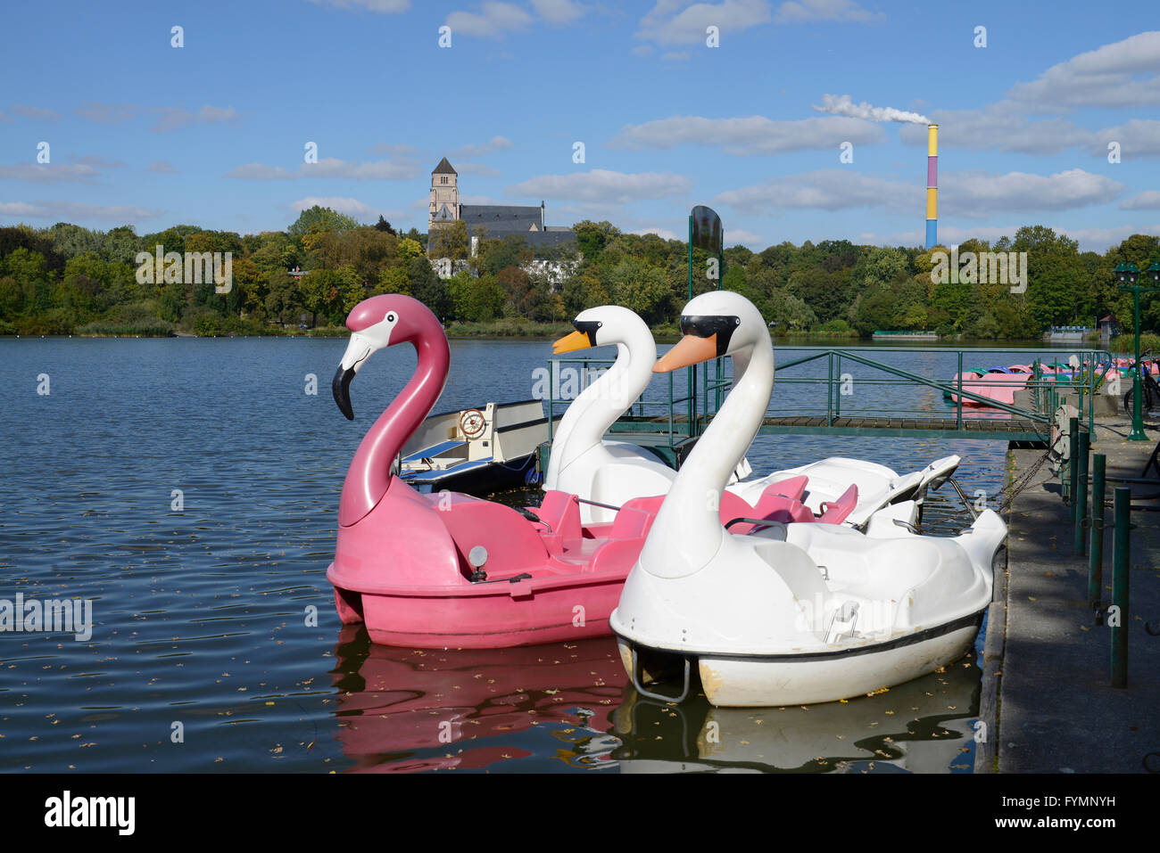 Tretboote hi-res stock photography and images - Alamy