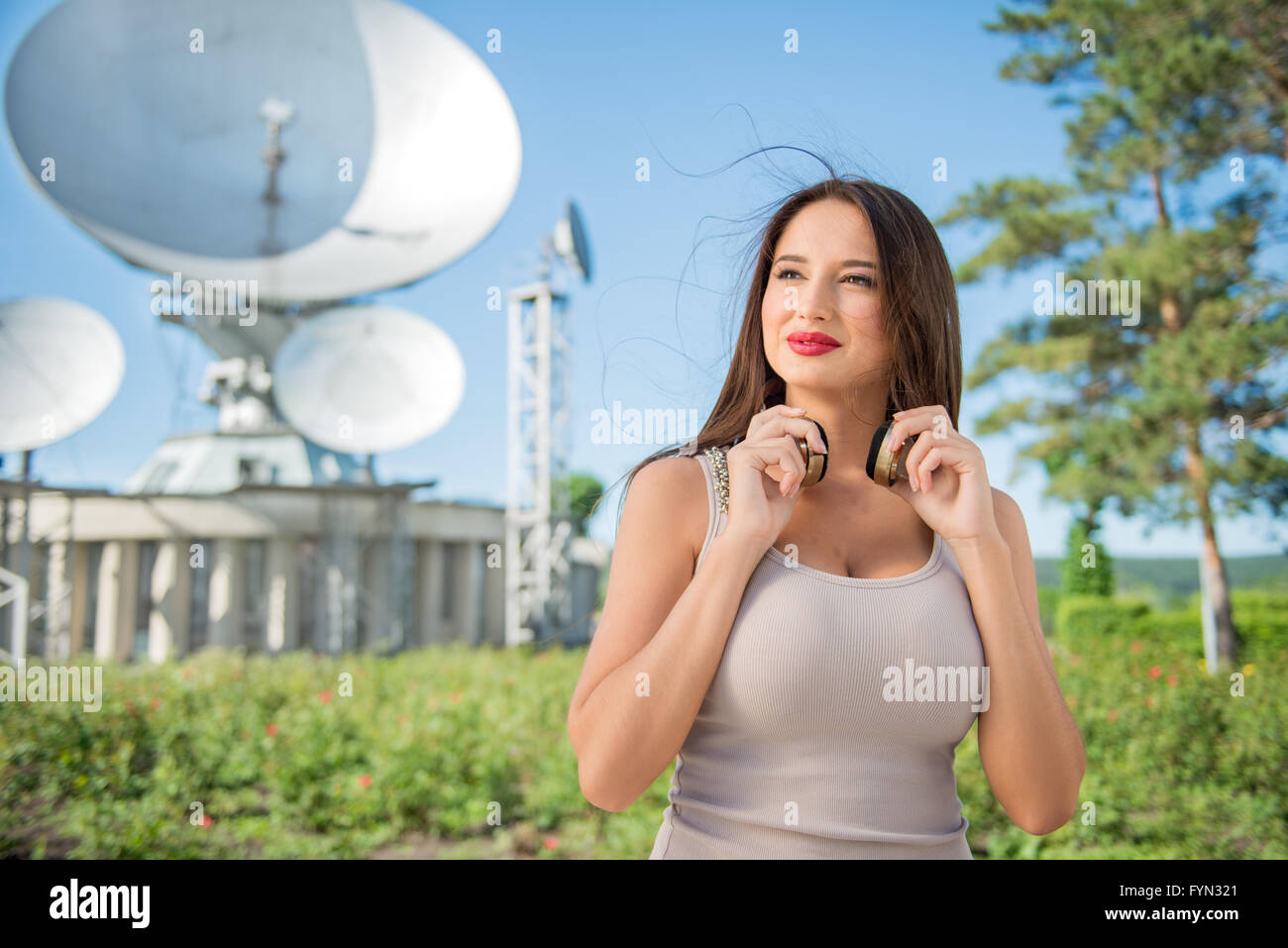 Vintage radio girl hi-res stock photography and images - Alamy