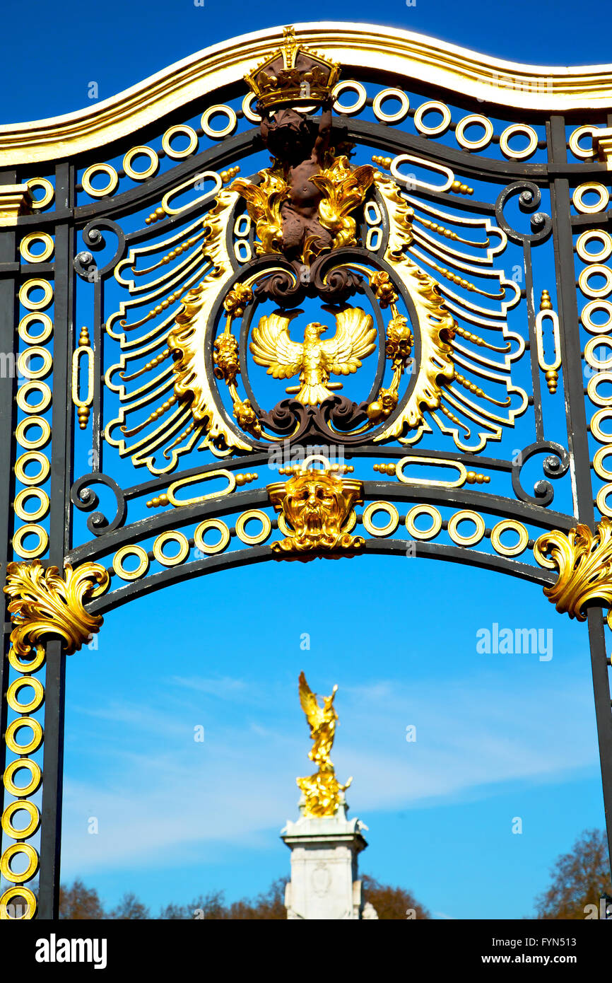 in london england old metal gate royal palace Stock Photo - Alamy