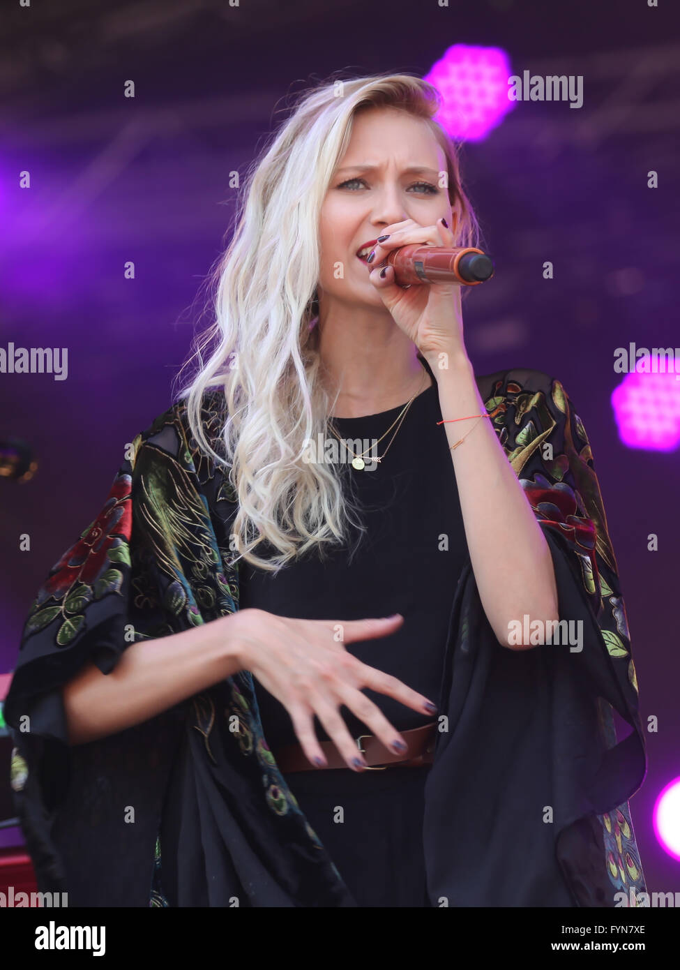 Carolin Niemczyk (Glasperlenspiel Stock Photo - Alamy