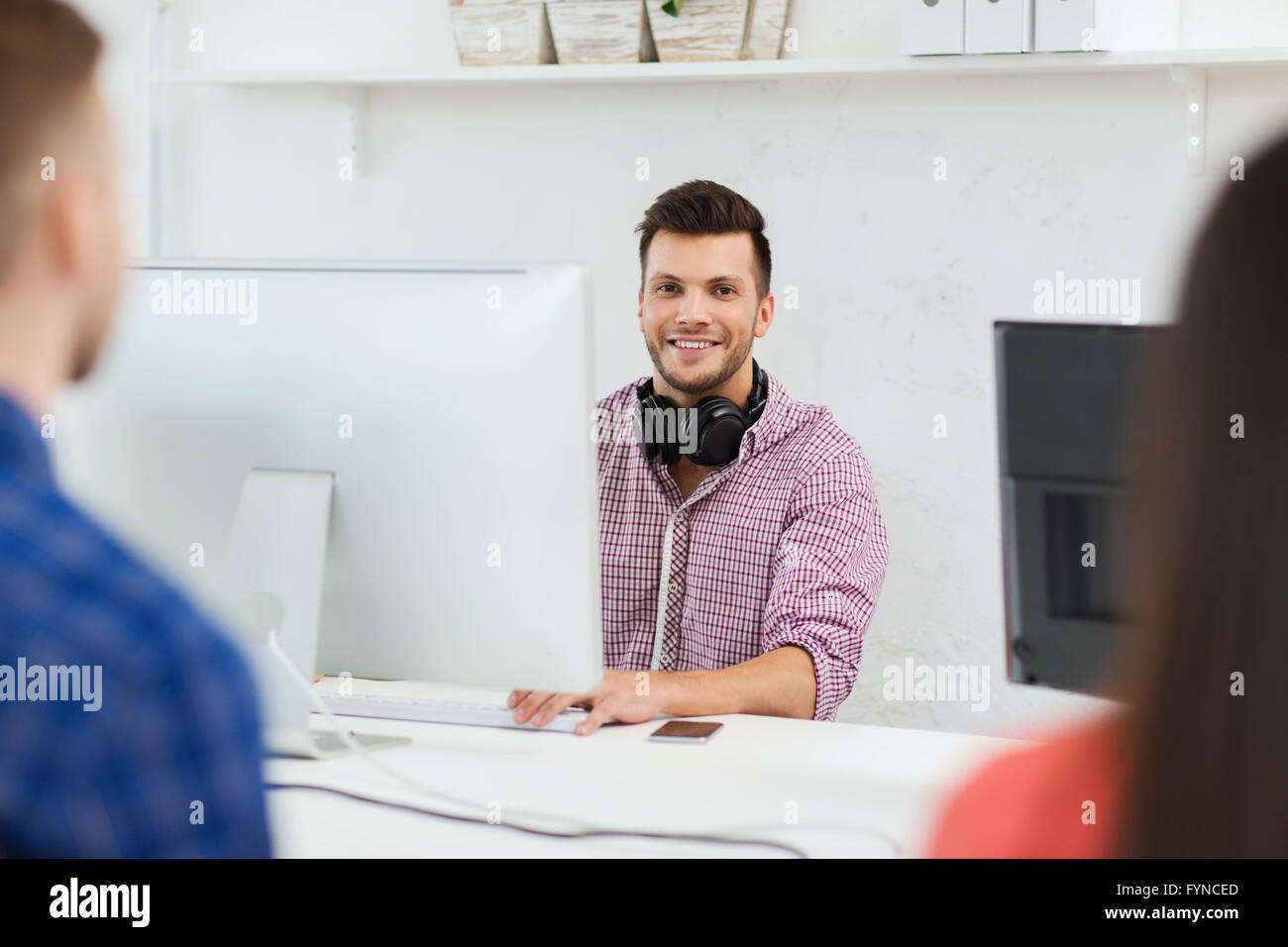 Happy man computer hi-res stock photography and images - Alamy