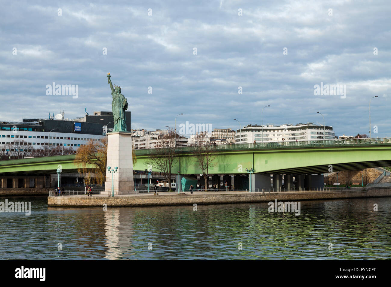 Grenelle bridge and libery statue, paris, 2015 Stock Photo - Alamy