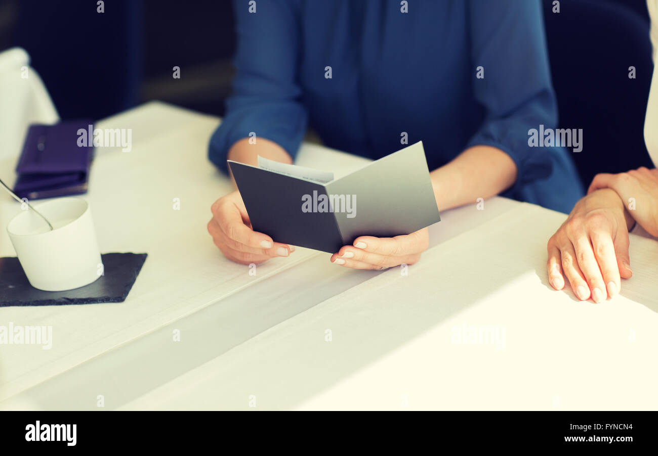 Hand bill hi-res stock photography and images - Alamy
