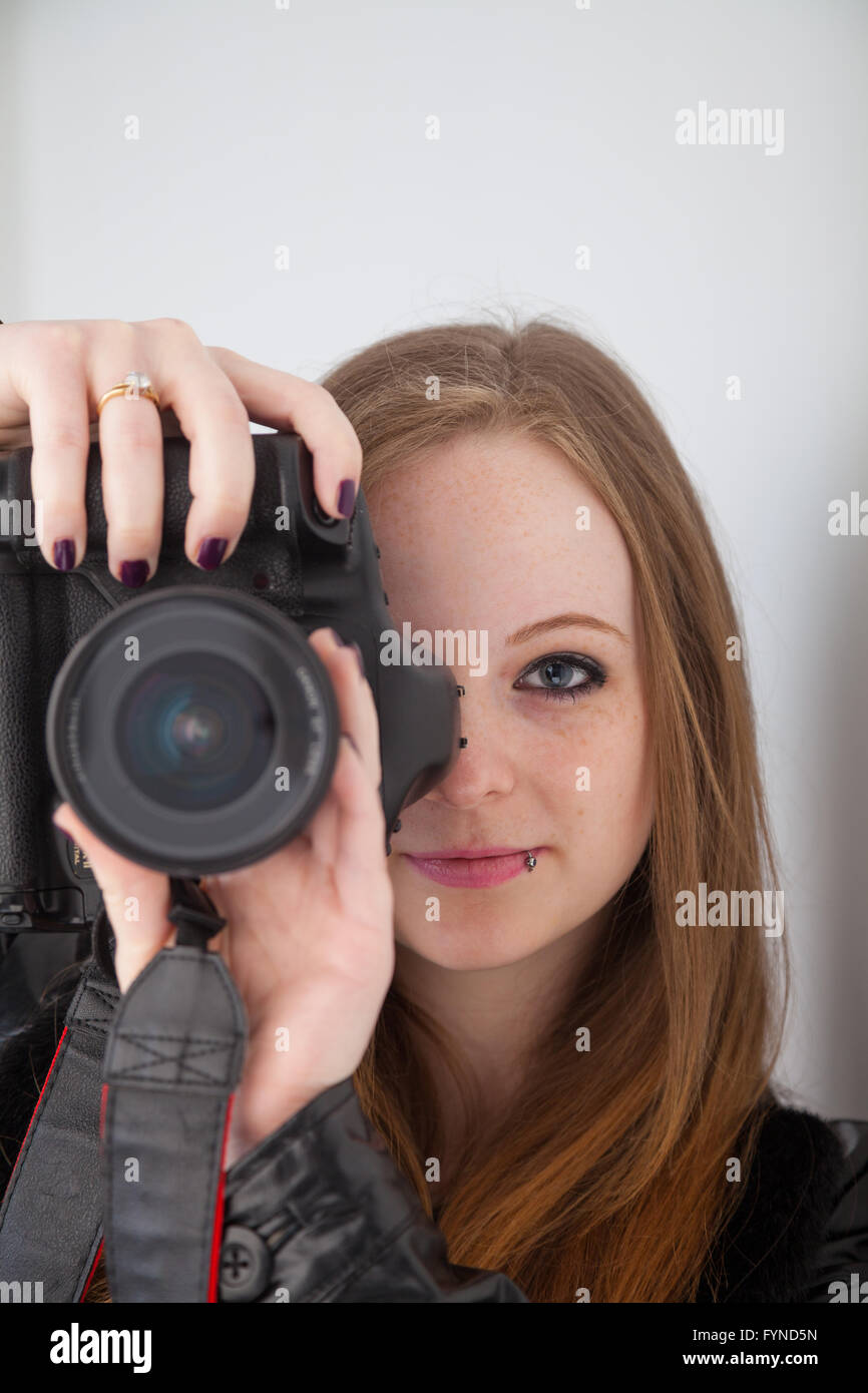 Photographer pointing camera at viewer hi-res stock photography and ... Photographer pointing camera at viewer hi-res stock photography and ...