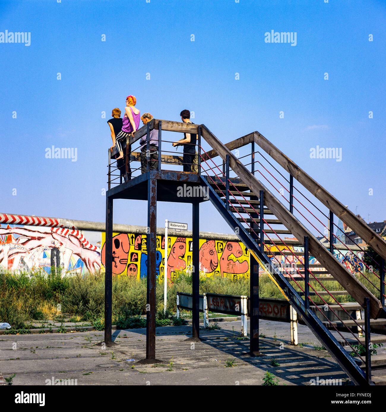 August 1986, Berlin Wall graffitis, four young people on observation ...