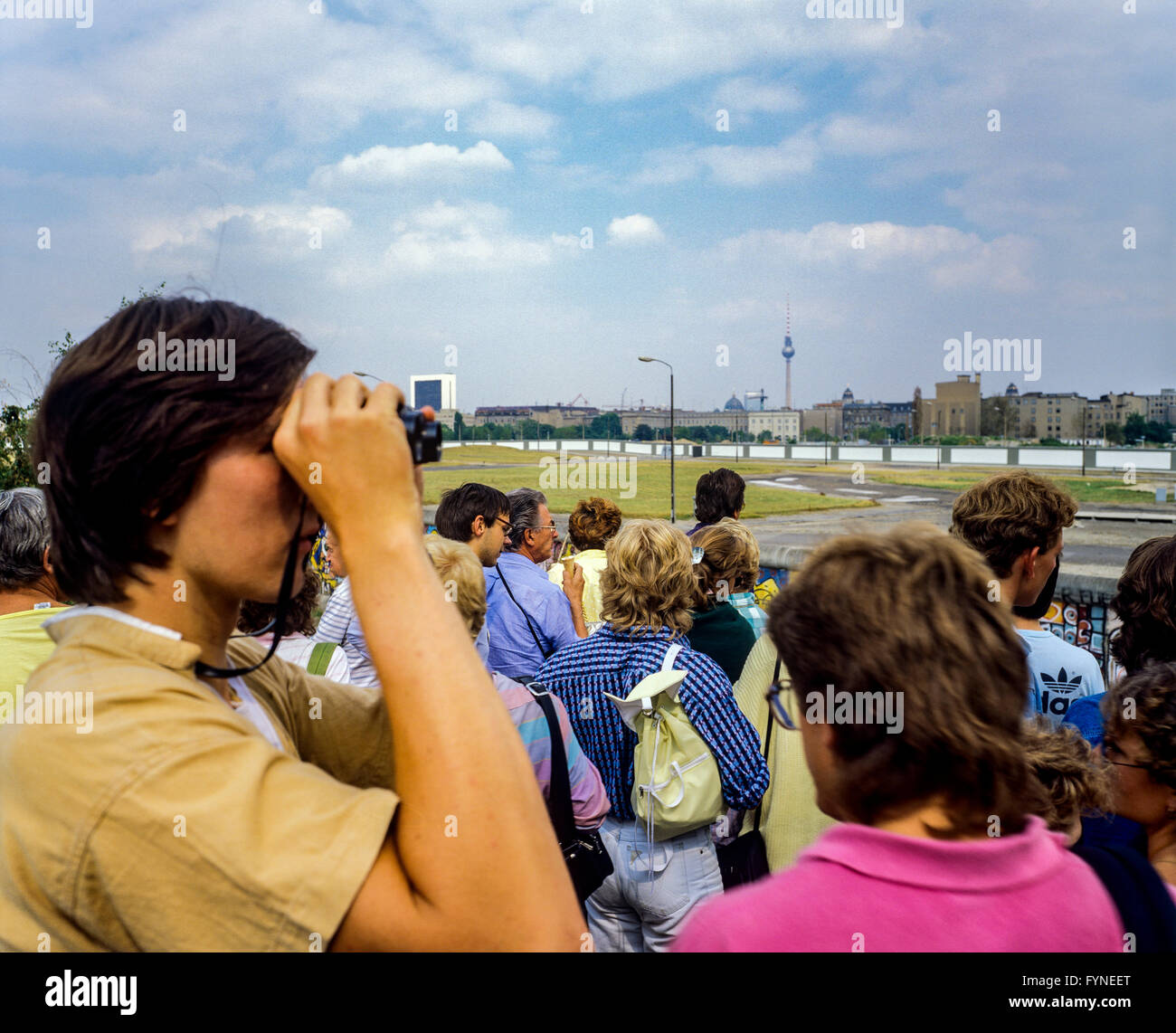 August 1986, Potsdamer Platz square observation platform, people ...