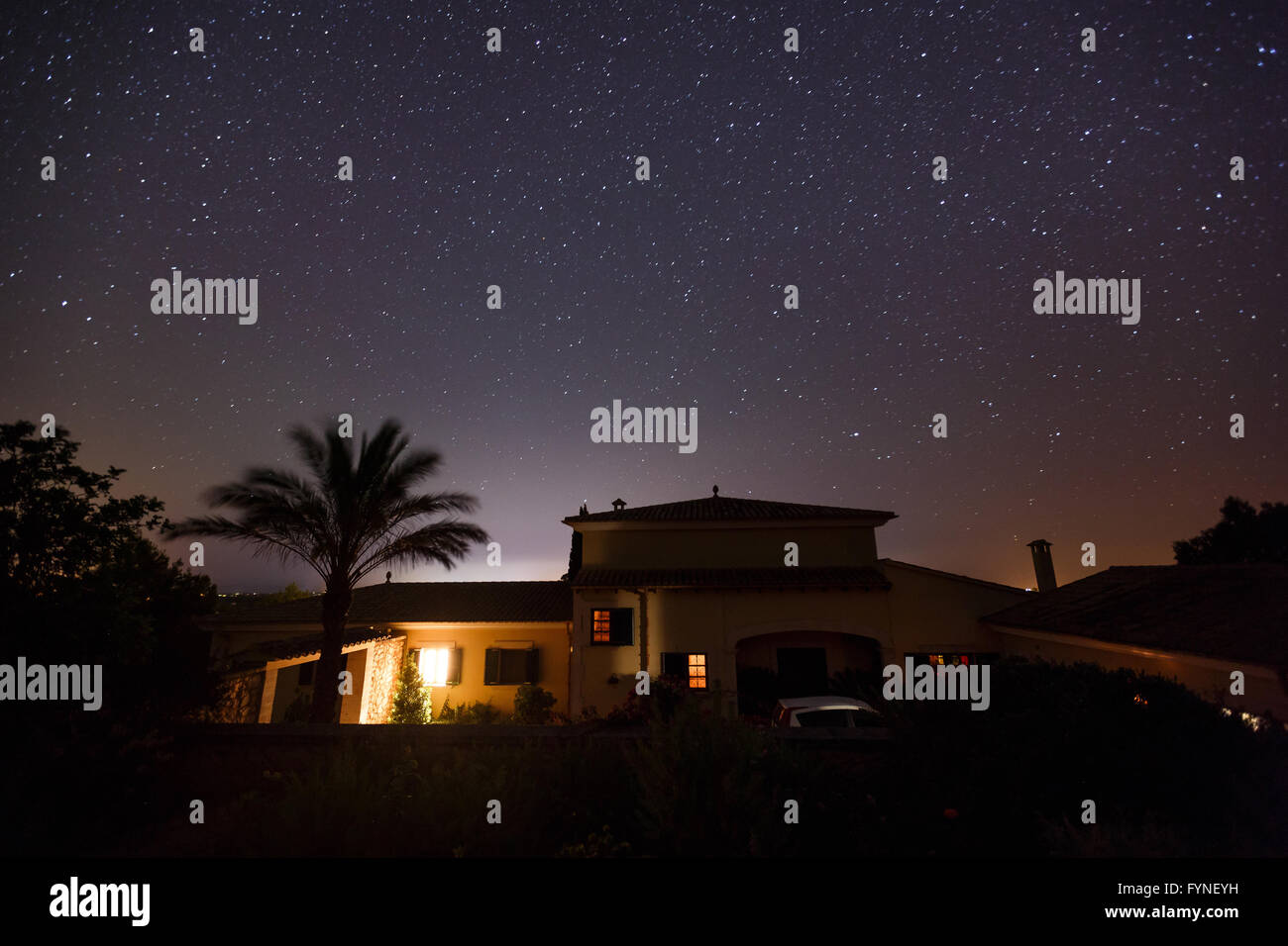 Starry night sky house hi-res stock photography and images - Alamy