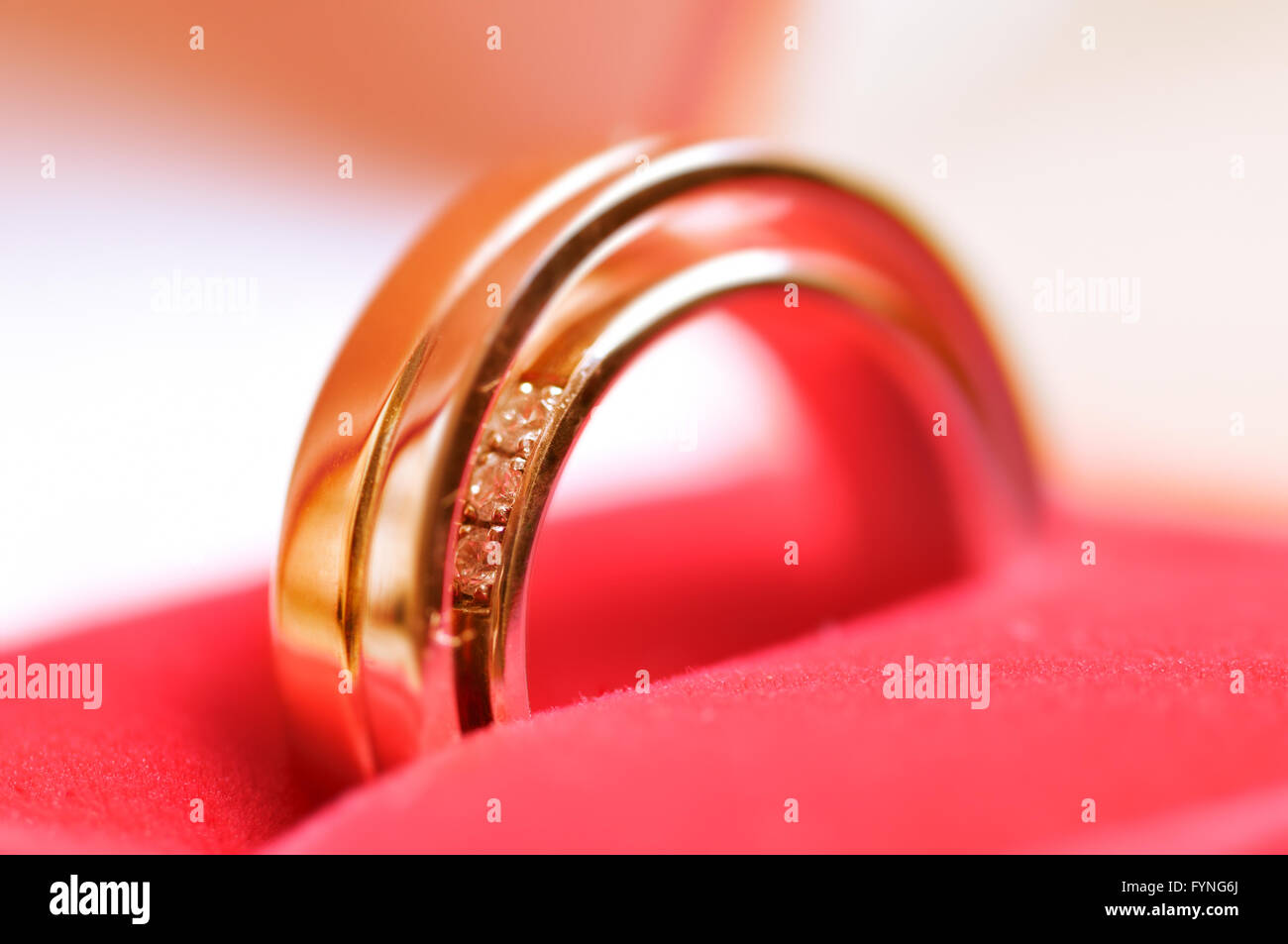 closeup of an open wedding rings box Stock Photo - Alamy