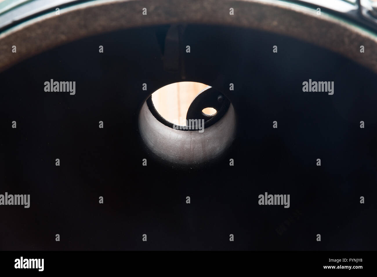 Round barbecue grill hi-res stock photography and images - Alamy