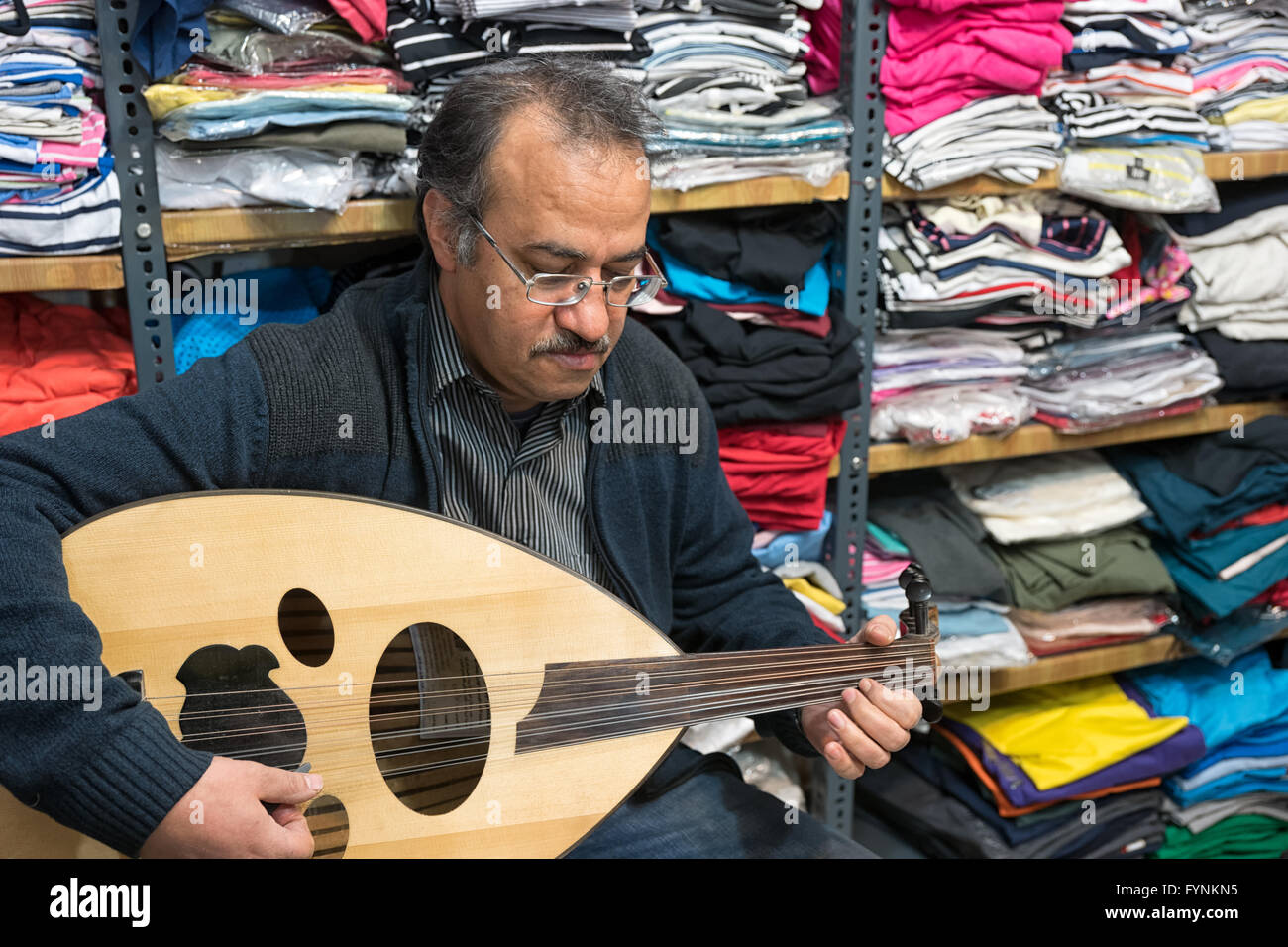 Sitar strings hi-res stock photography and images - Alamy