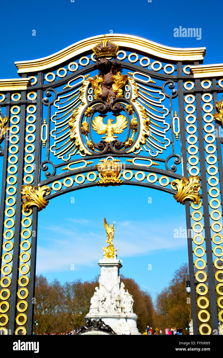 in london england the metal gate royal palace Stock Photo - Alamy