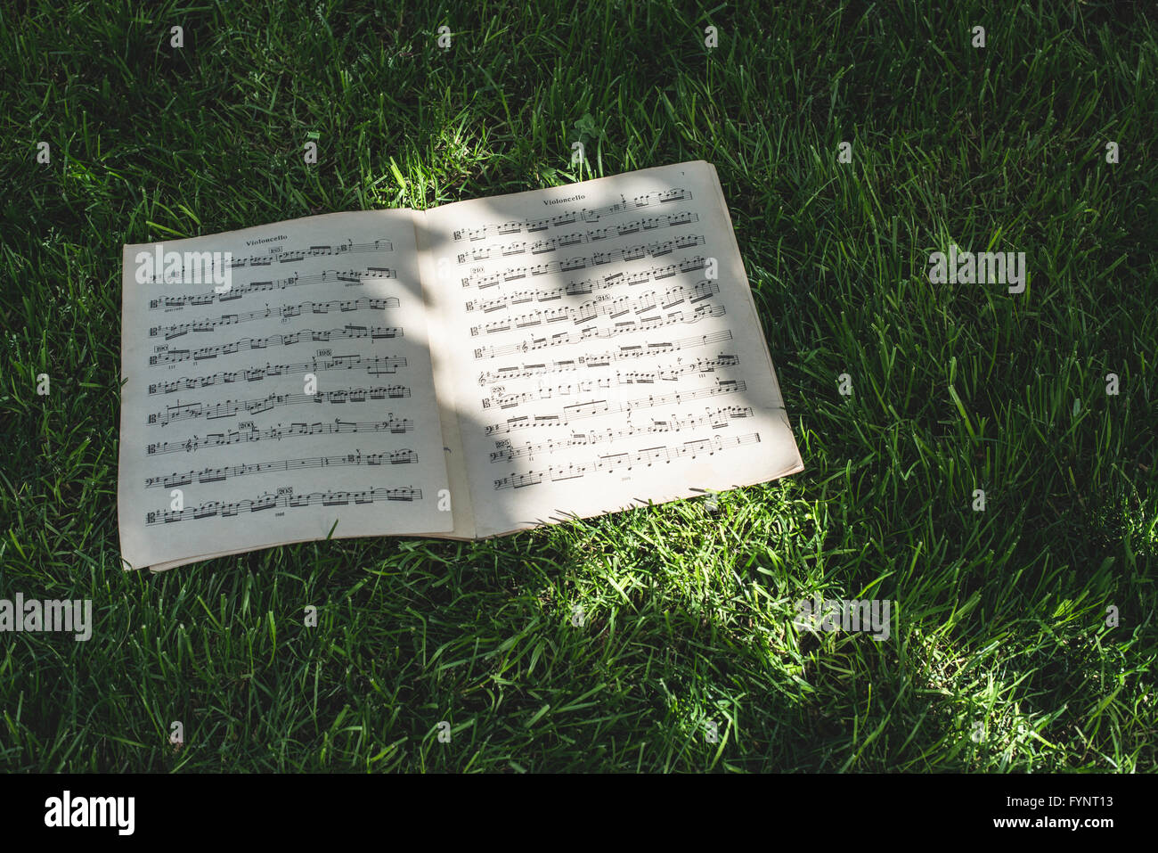 Sheet music book hi-res stock photography and images - Alamy