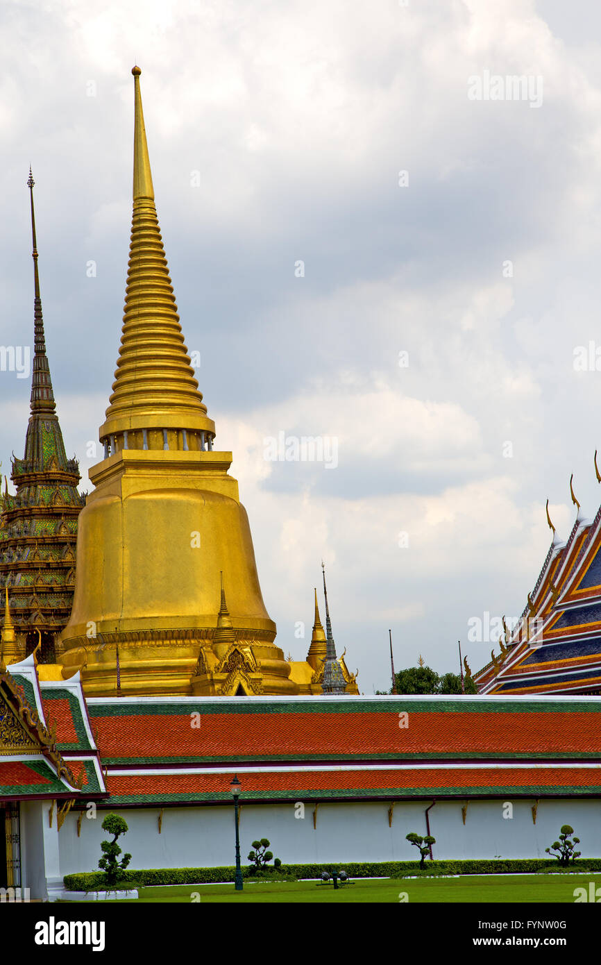 pavement gold temple in bangkok grass temple Stock Photo - Alamy