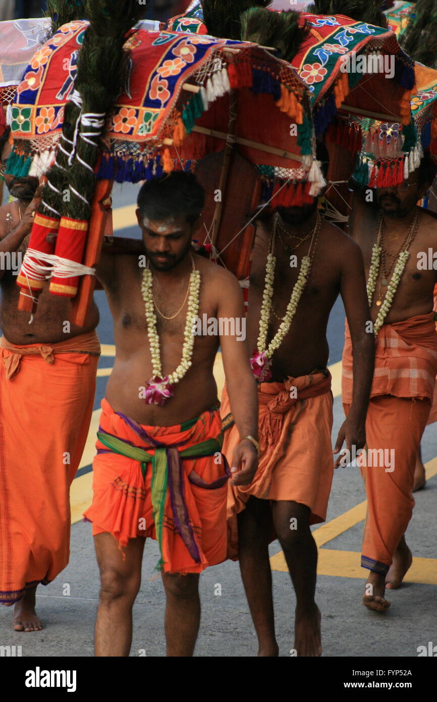 Hindu men wearing garlands hi-res stock photography and images - Alamy