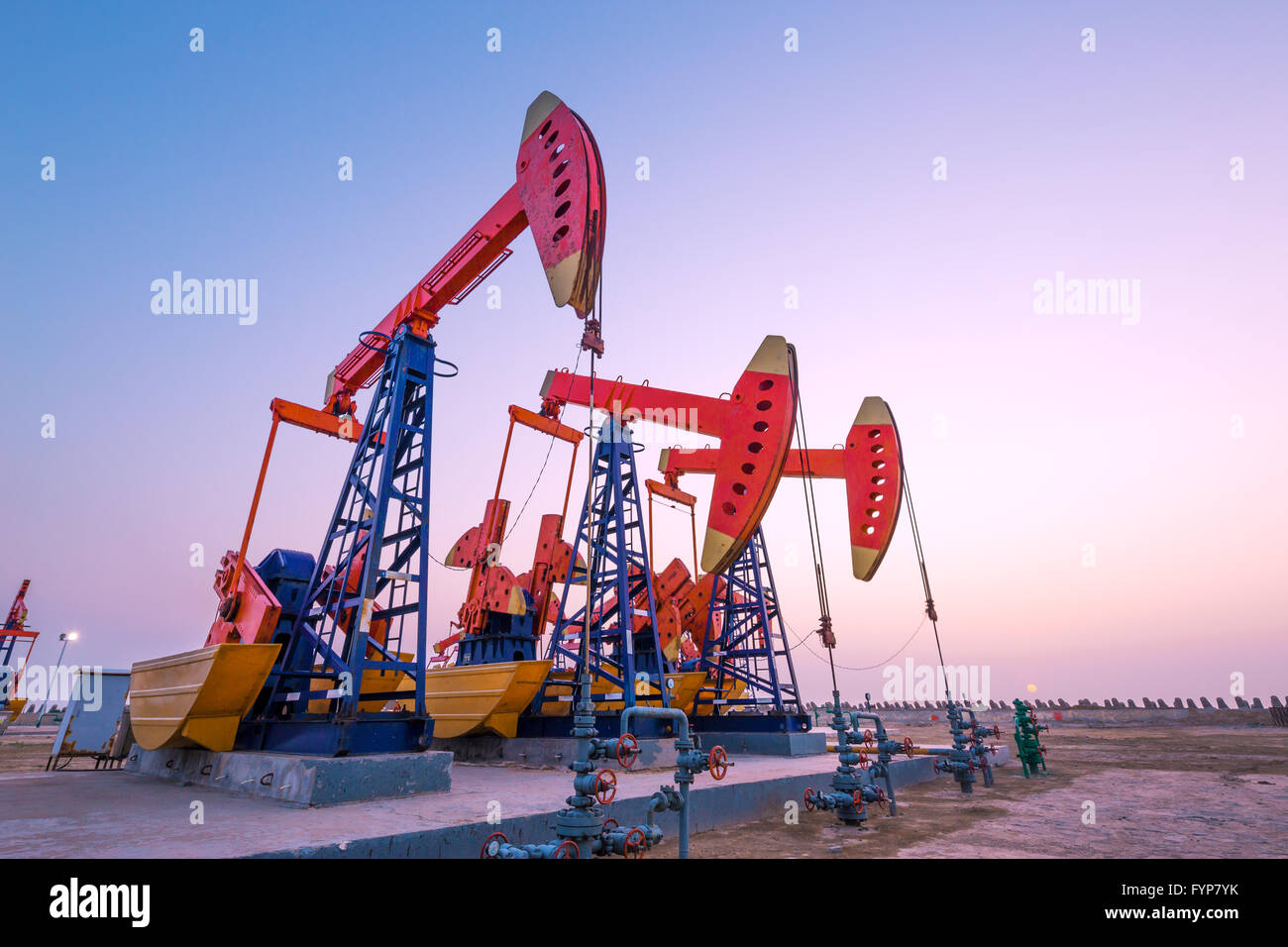 Working oil well hi-res stock photography and images - Alamy